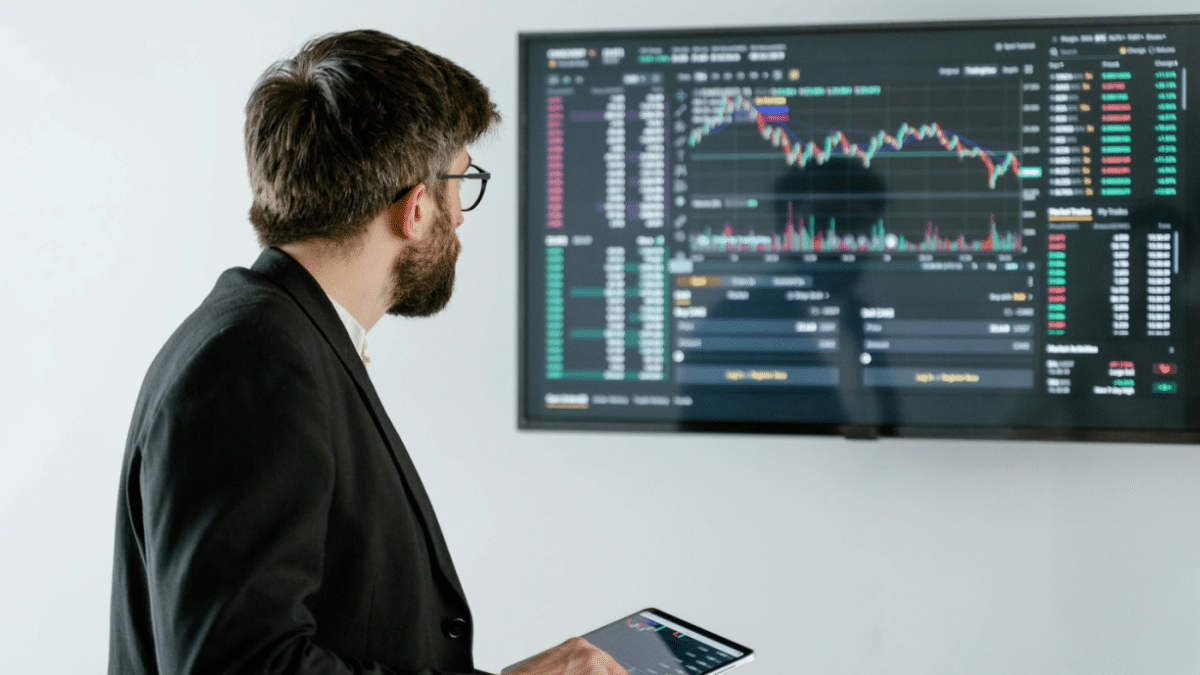 Balancing Risks and Rewards: The Art of Digital Asset Investment