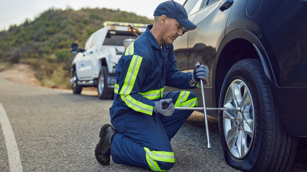Roadside Assistance Services Offered by Truck Dealerships